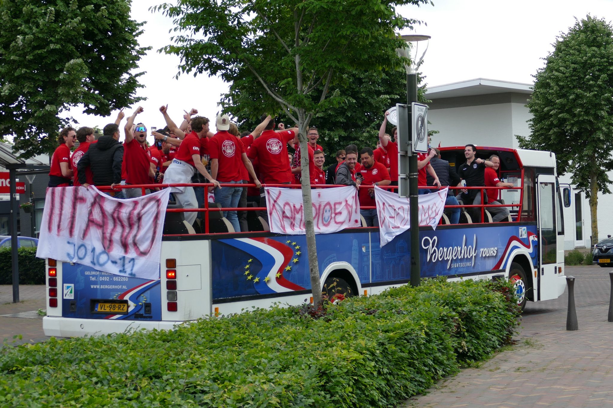 Mifano kampioenen genieten van de tour door Mierlo | V.V. Mifano